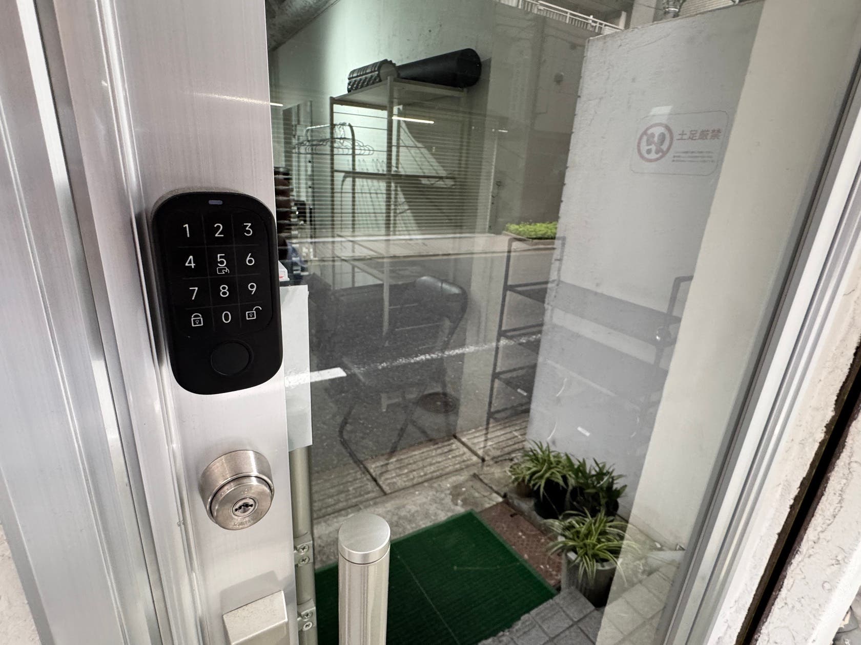 【東銀座駅徒歩1分】モノクロ基調の本格プライベートジム【路面店】の写真6