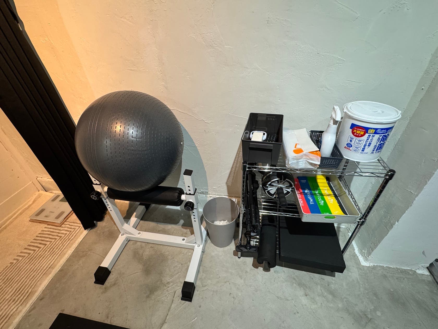 【東銀座駅徒歩1分】モノクロ基調の本格プライベートジム【路面店】の写真12