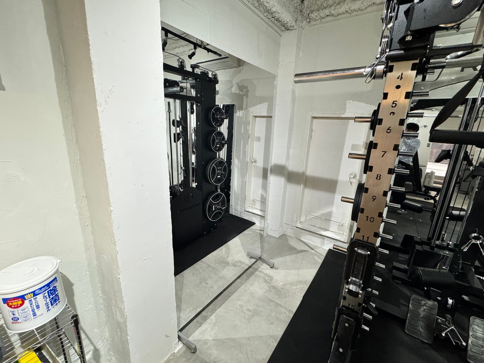 【東銀座駅徒歩1分】モノクロ基調の本格プライベートジム【路面店】の写真19
