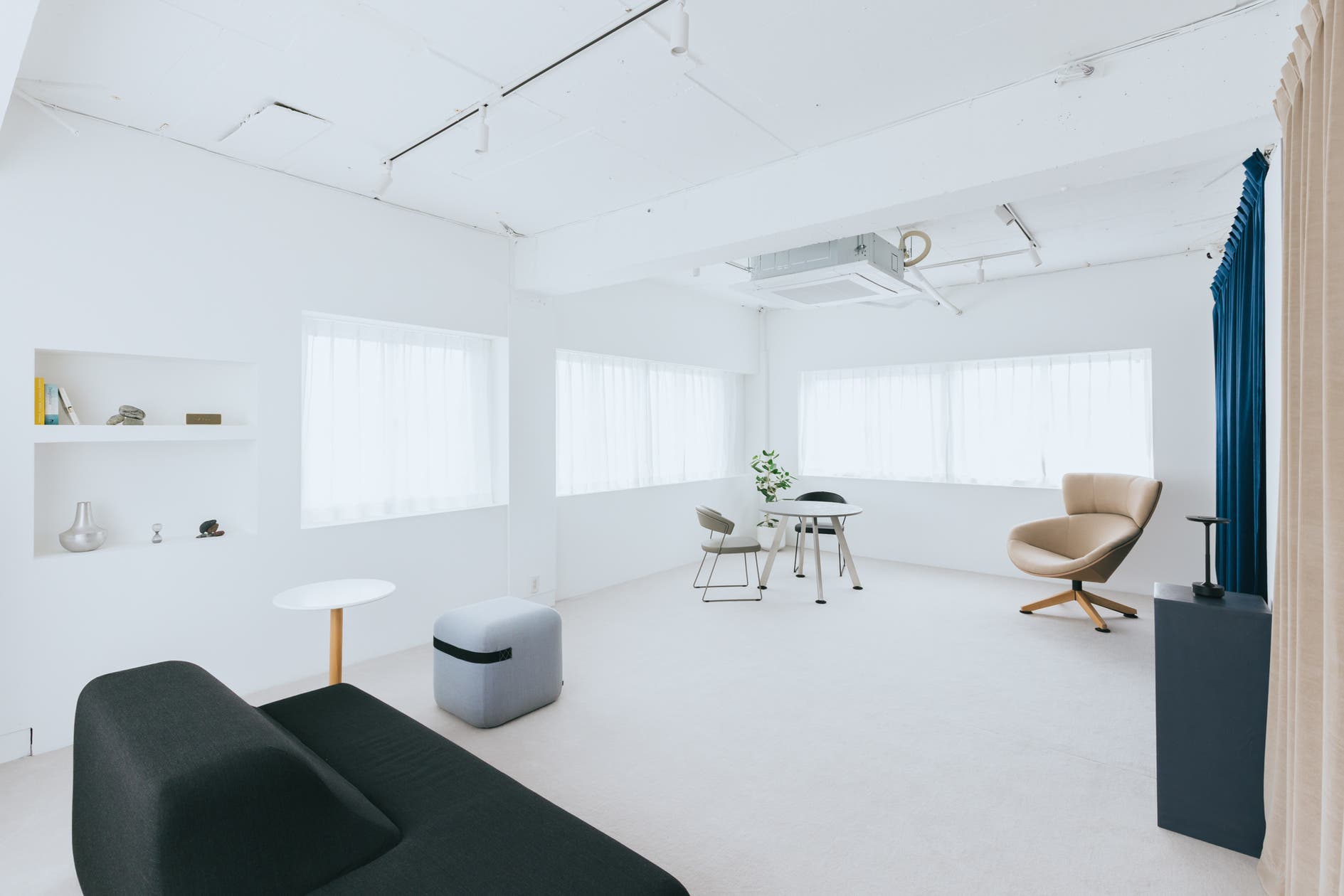 【 絨毯 】レトロモダンでミニマルな上質空間・本格プロップ・3面自然光 ・天高2.8M【駅近！東急池上線長原駅1分】の写真3