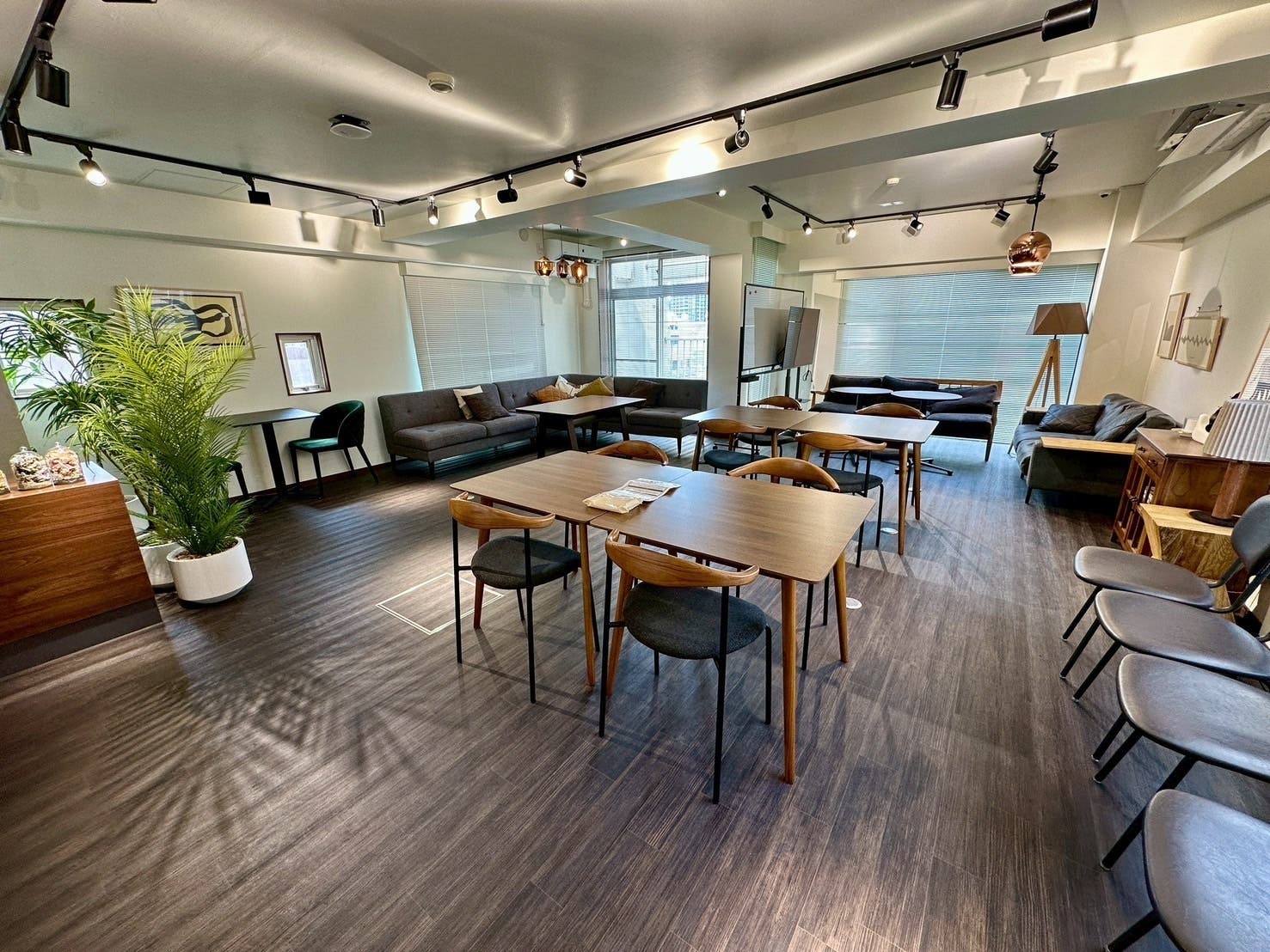 【茅場町3番出口すぐ】🌟おしゃれカフェ風空間を貸切🌟パーティー・各種イベント・撮影に最適❕大型モニター付き✨の写真1