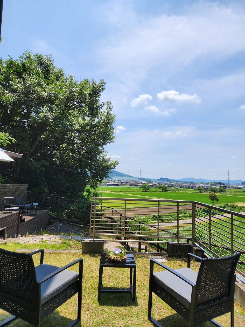 小さなお庭に３帖小屋『コハナレ』とウッドデッキや芝生広場があるマルチスペースの写真7