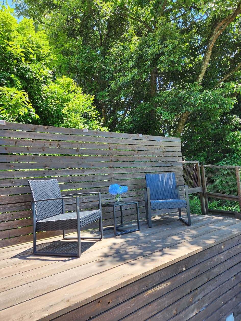 小さなお庭に３帖小屋『コハナレ』とウッドデッキや芝生広場があるマルチスペースの写真8