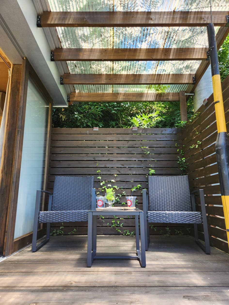 小さなお庭に３帖小屋『コハナレ』とウッドデッキや芝生広場があるマルチスペースの写真9