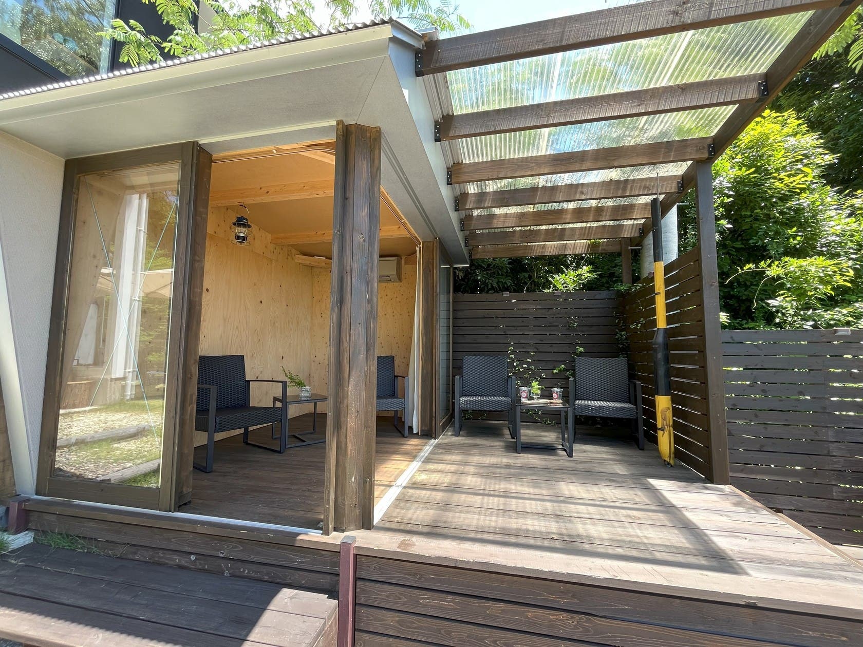 小さなお庭に３帖小屋『コハナレ』とウッドデッキや芝生広場があるマルチスペースの写真11