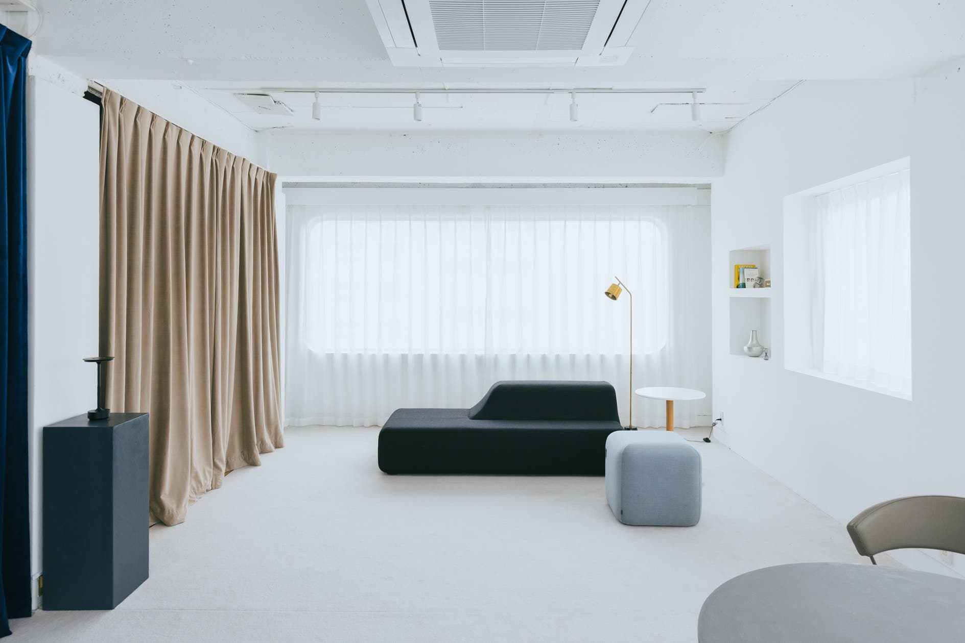 【 絨毯 】レトロモダンでミニマルな上質空間・本格プロップ・3面自然光 ・天高2.8M【駅近！東急池上線長原駅1分】の写真2