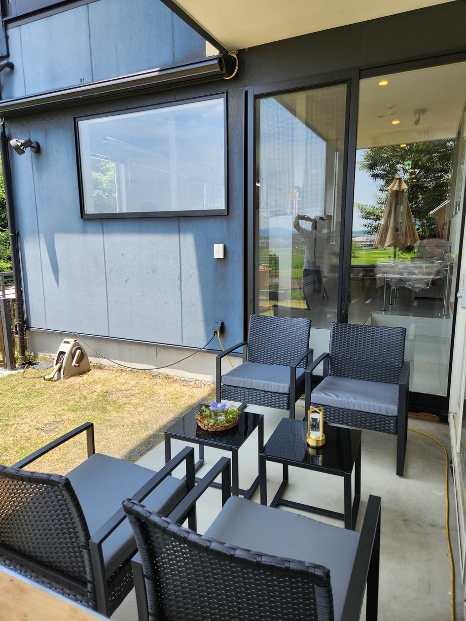 小さなお庭に３帖小屋『コハナレ』とウッドデッキや芝生広場があるマルチスペースの写真12