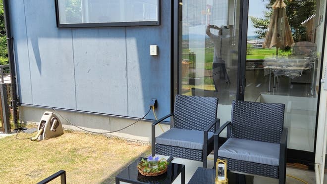 小さなお庭に3帖小屋『コハナレ』とウッドデッキや芝生広場があるマルチスペースの写真12