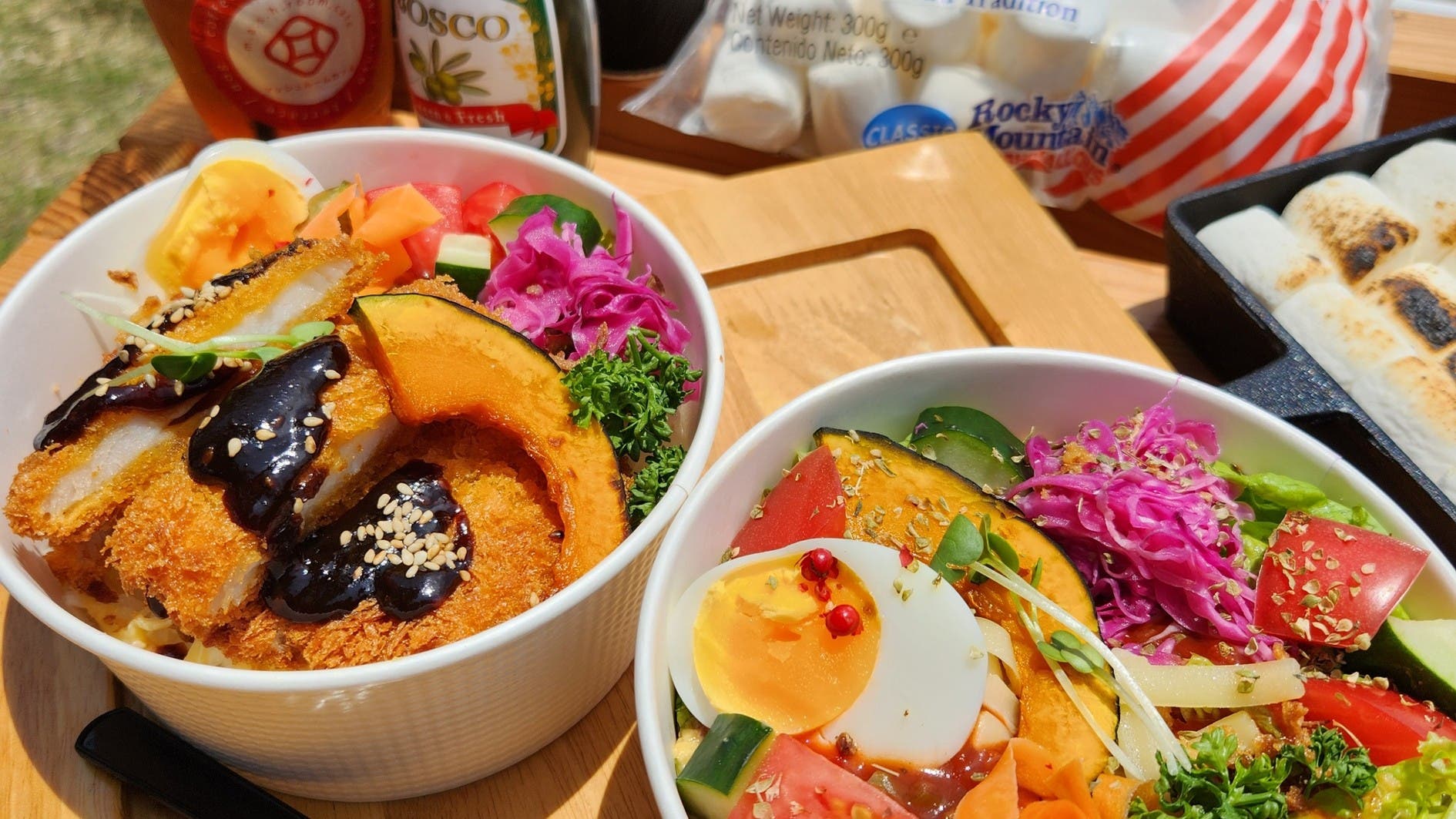 小さなお庭に３帖小屋『コハナレ』とウッドデッキや芝生広場があるマルチスペースの写真10