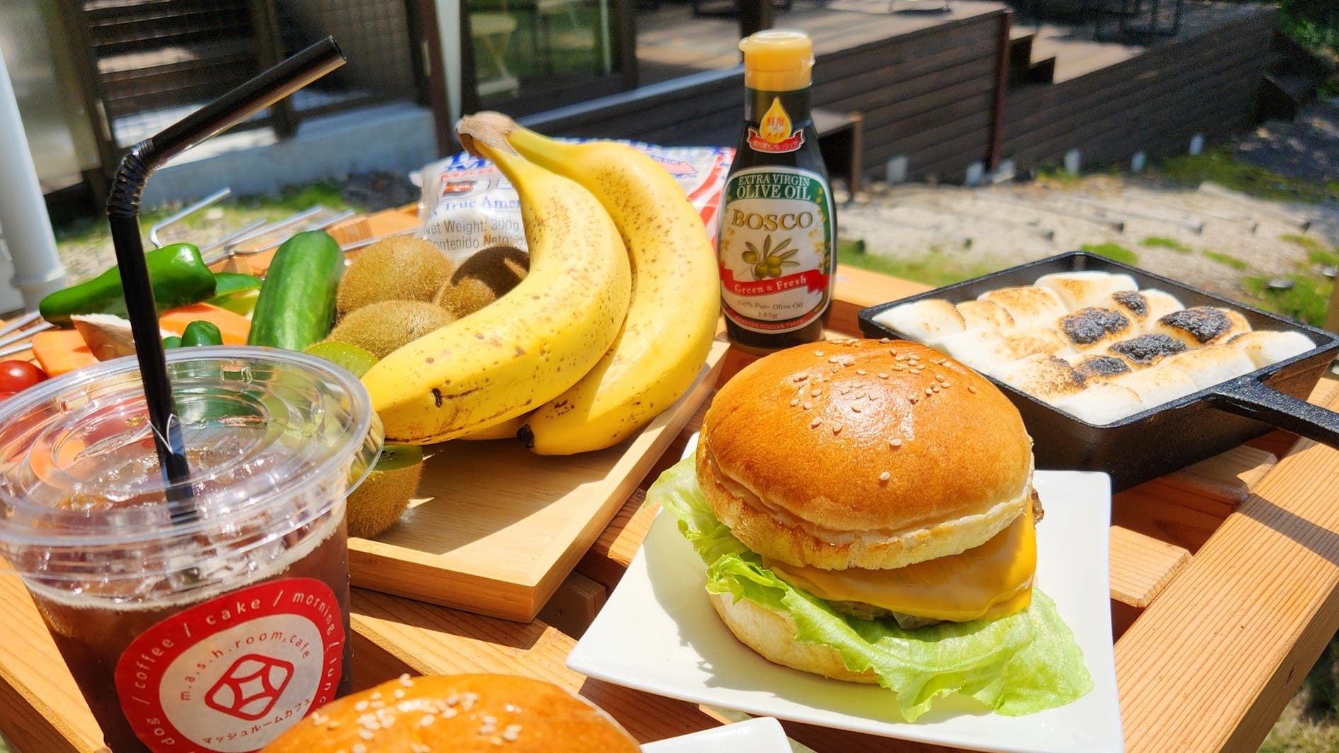 小さなお庭に３帖小屋『コハナレ』とウッドデッキや芝生広場があるマルチスペースの写真4