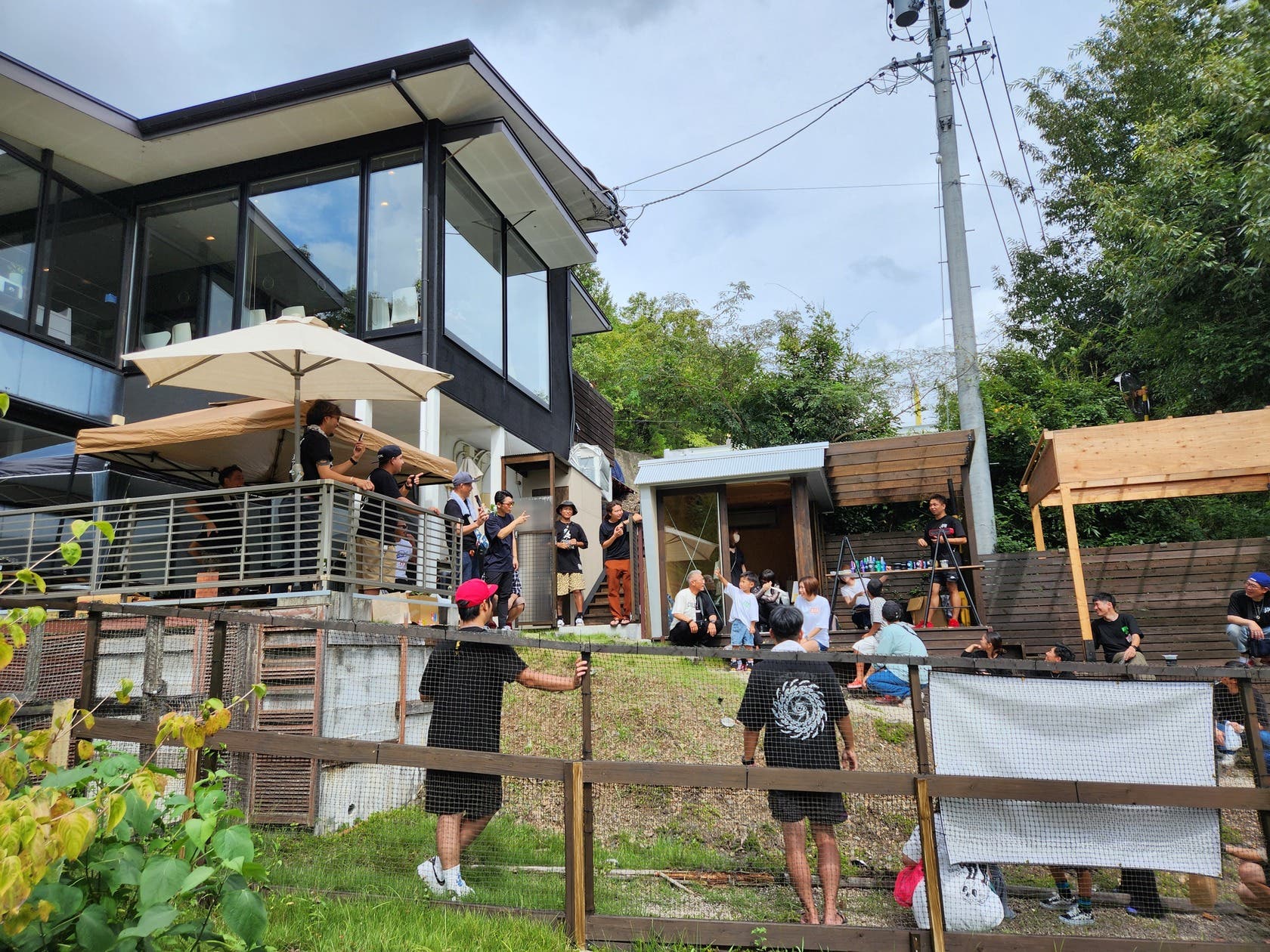 小さなお庭に３帖小屋『コハナレ』とウッドデッキや芝生広場があるマルチスペースの写真6