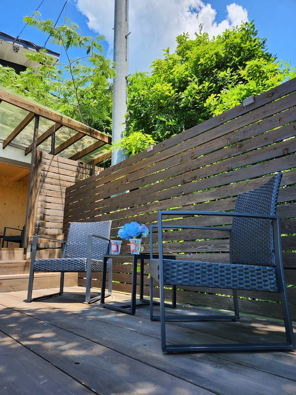 小さなお庭に３帖小屋『コハナレ』とウッドデッキや芝生広場があるマルチスペースの写真14