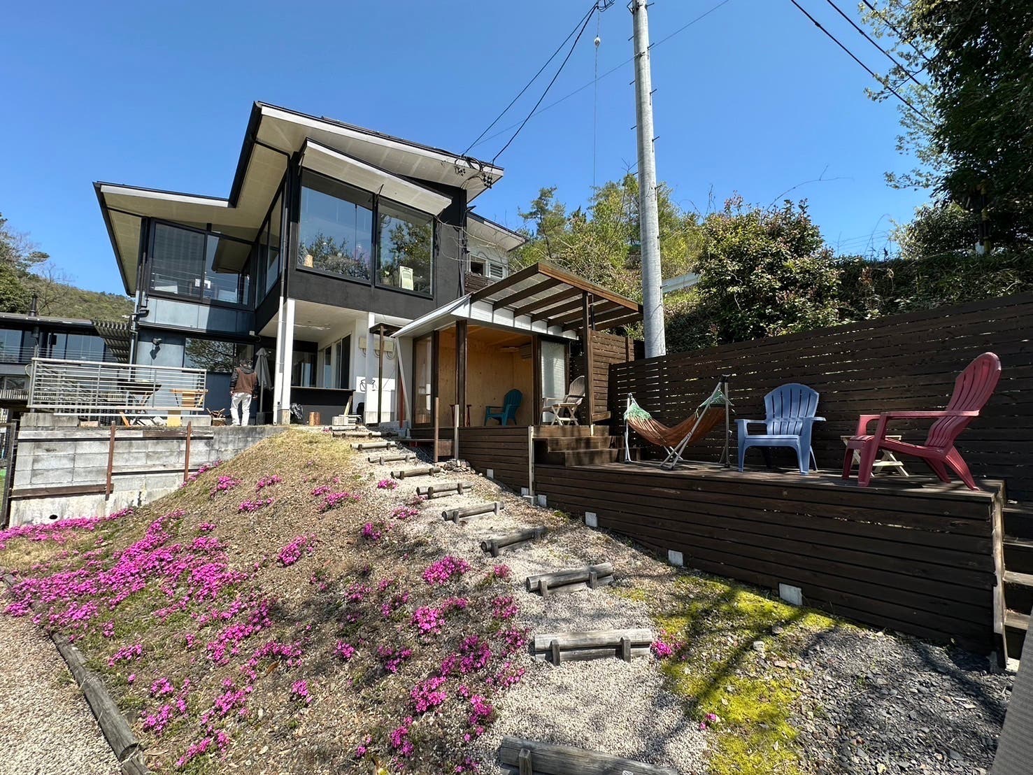 小さなお庭に３帖小屋『コハナレ』とウッドデッキや芝生広場があるマルチスペースの写真1