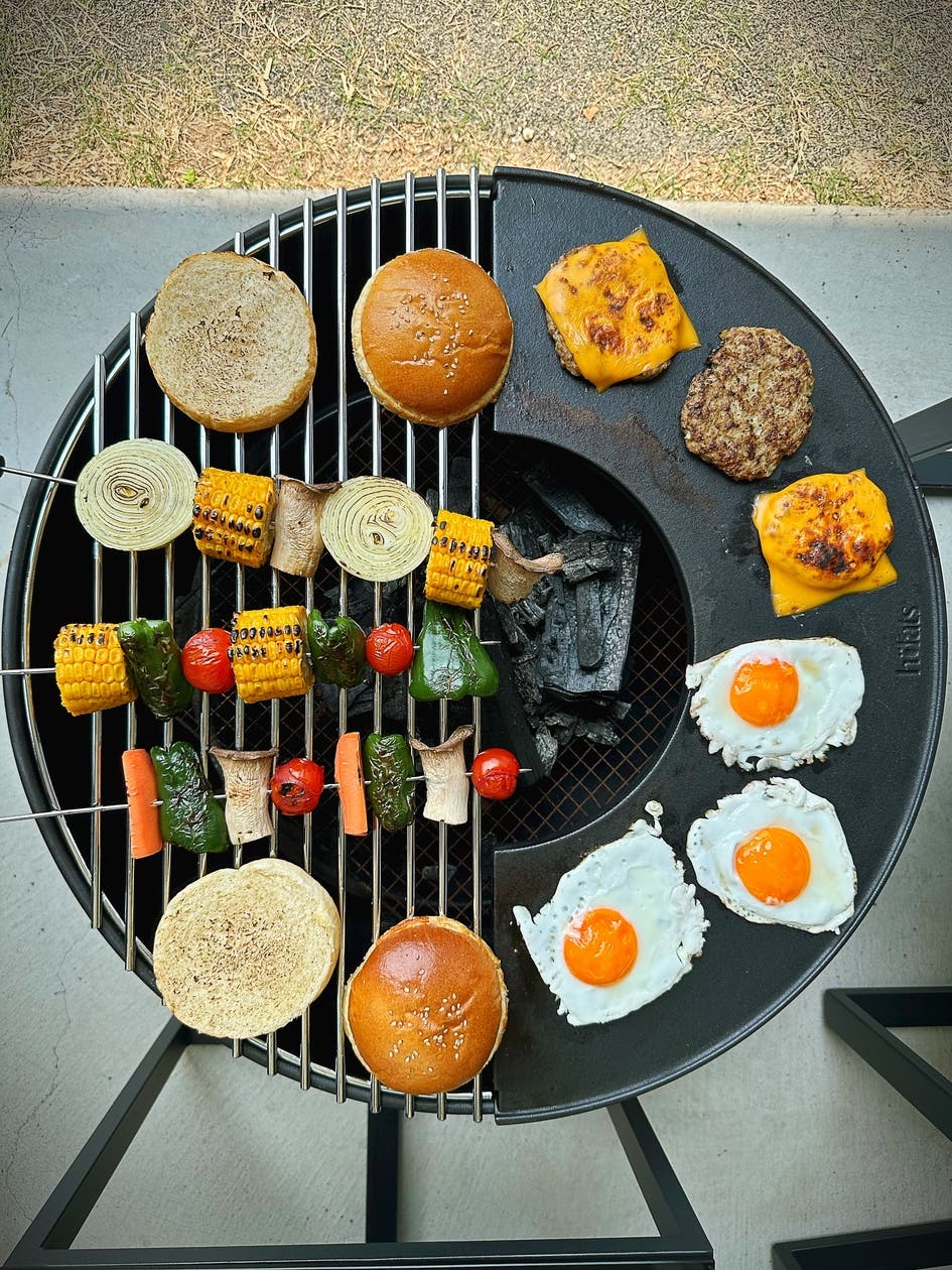 小さなお庭に３帖小屋『コハナレ』とウッドデッキや芝生広場があるマルチスペースの写真15