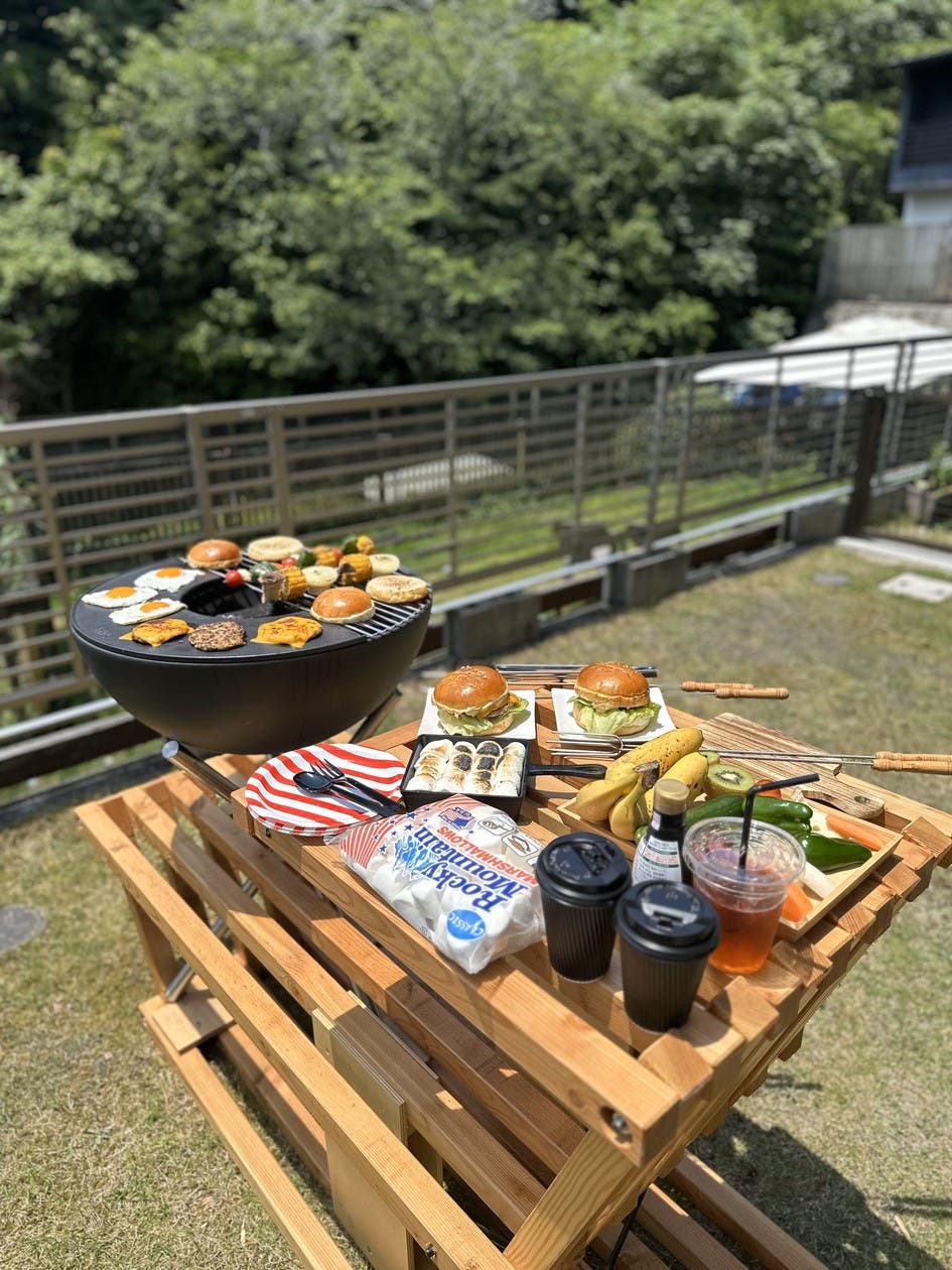 小さなお庭に３帖小屋『コハナレ』とウッドデッキや芝生広場があるマルチスペースの写真3