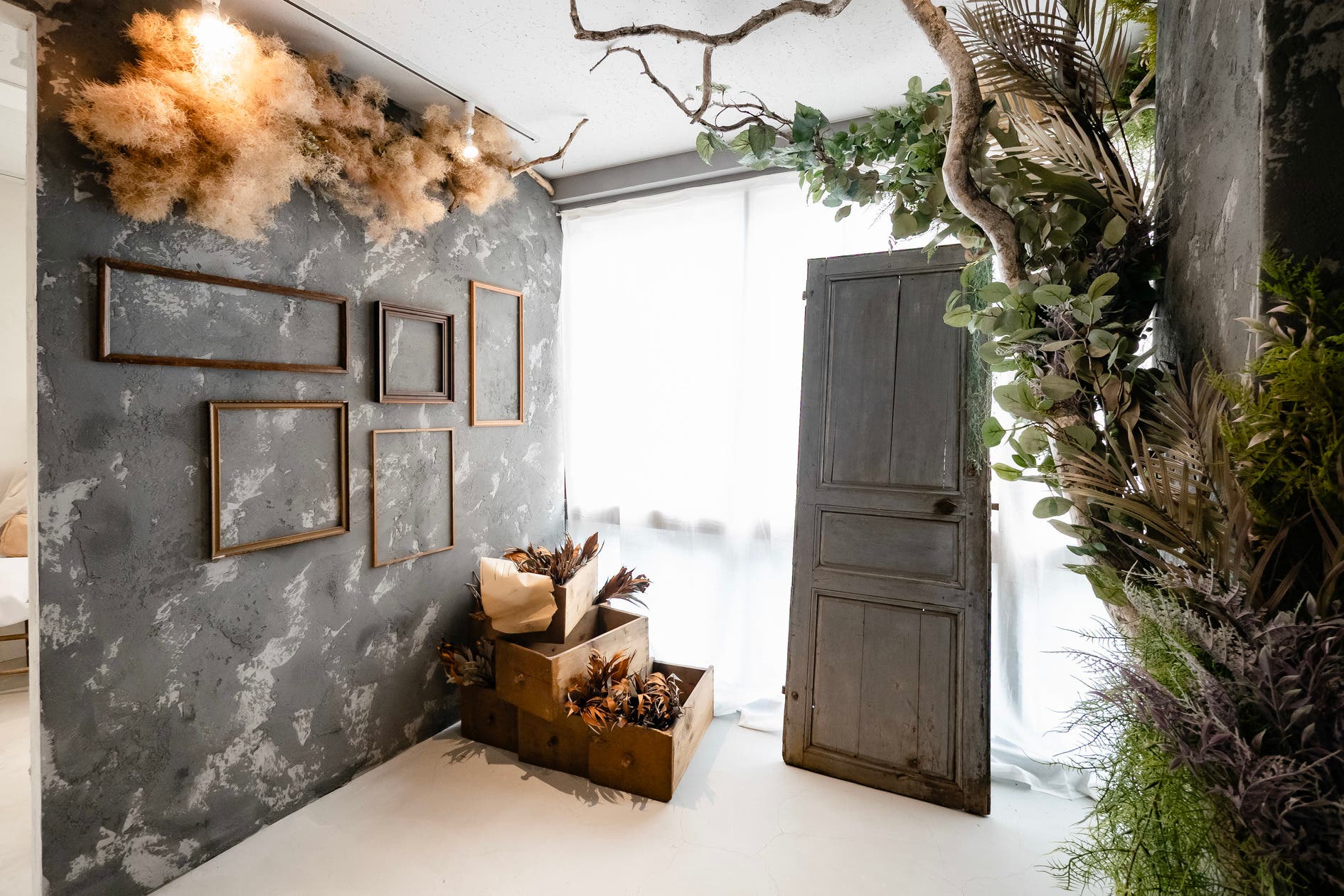 🎉40%OFFキャンペーン🎉【飯田橋4分】二面採光｜座れるアーチ壁｜白と黒｜アンティーク雑貨｜漆喰壁｜本物のドライフラワーの写真4