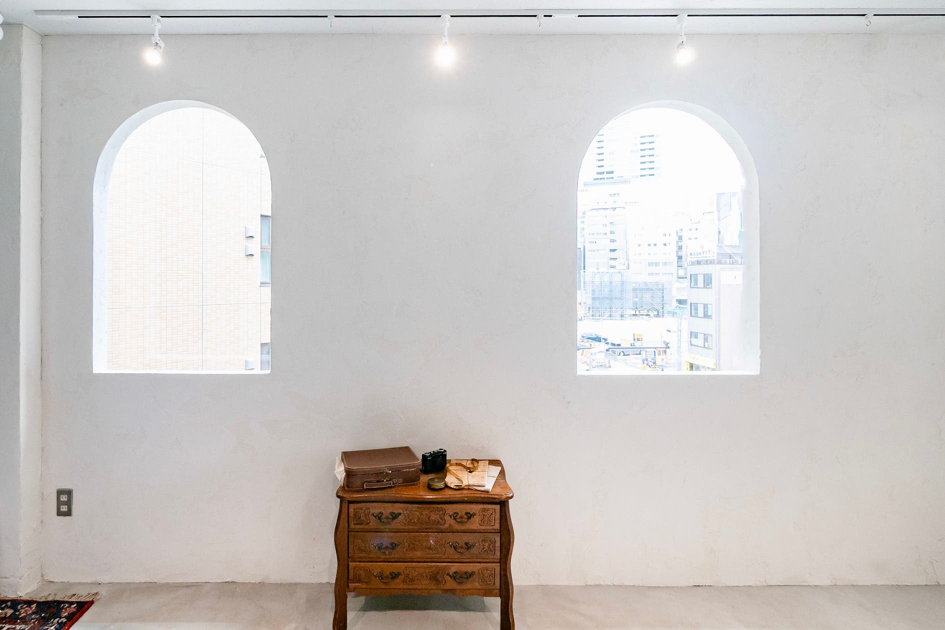 🎉40%OFFキャンペーン🎉【飯田橋4分】二面採光｜座れるアーチ壁｜白と黒｜アンティーク雑貨｜漆喰壁｜本物のドライフラワーの写真9