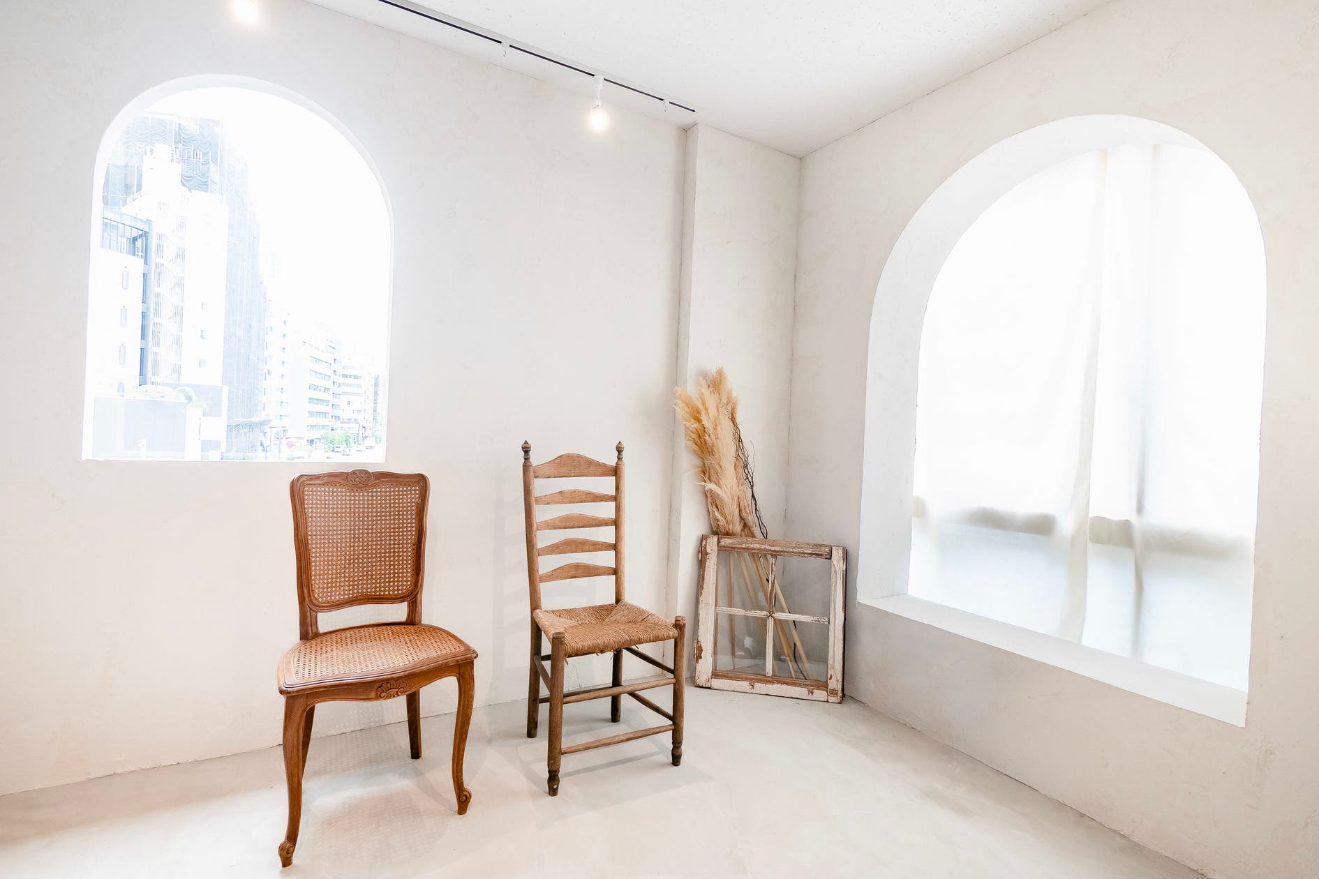 🎉40%OFFキャンペーン🎉【飯田橋4分】二面採光｜座れるアーチ壁｜白と黒｜アンティーク雑貨｜漆喰壁｜本物のドライフラワーの写真2