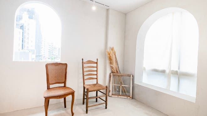 🎉40%OFFキャンペーン🎉【飯田橋4分】二面採光|座れるアーチ壁|白と黒|アンティーク雑貨|漆喰壁|本物のドライフラワーの写真2