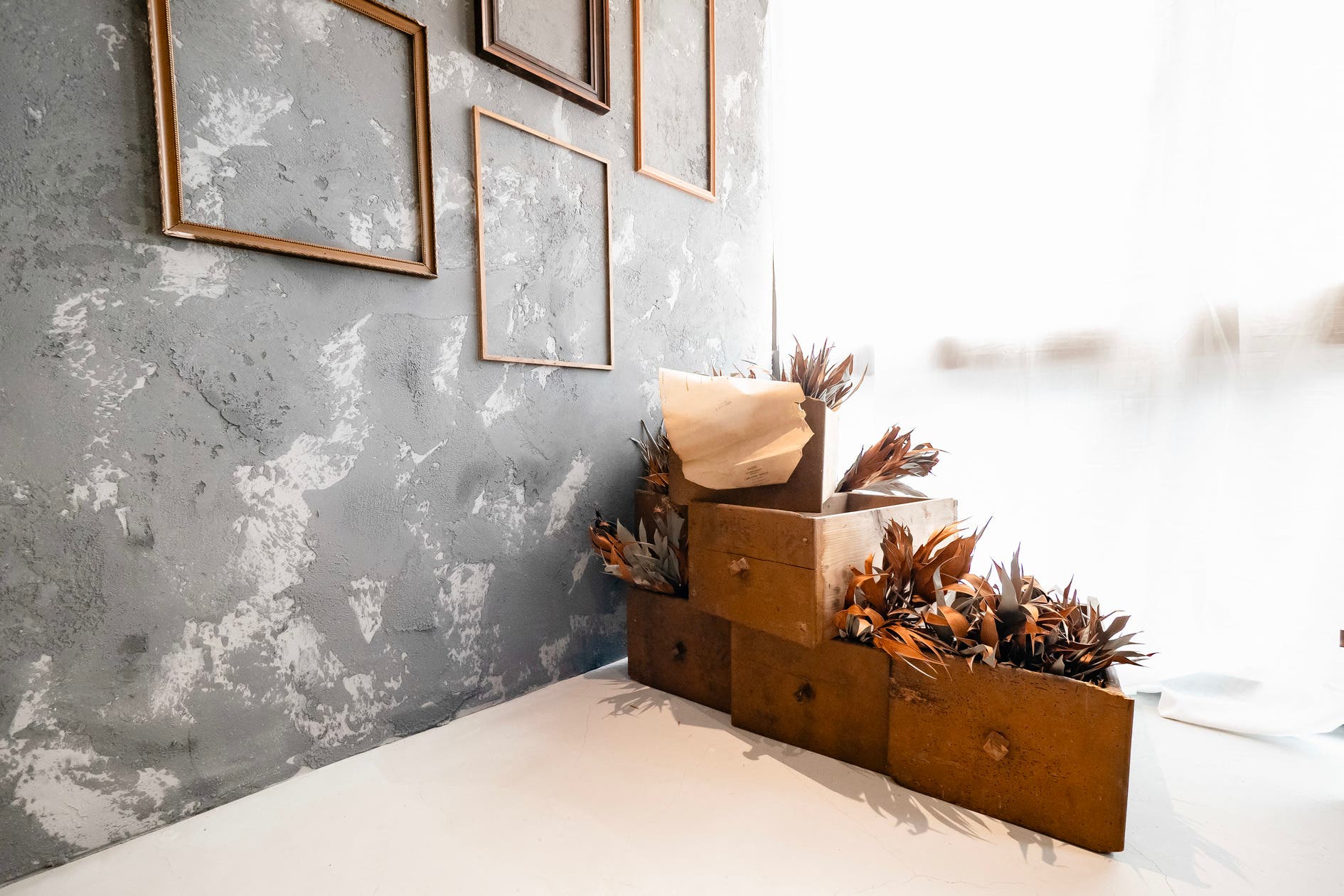 🎉40%OFFキャンペーン🎉【飯田橋4分】二面採光｜座れるアーチ壁｜白と黒｜アンティーク雑貨｜漆喰壁｜本物のドライフラワーの写真12