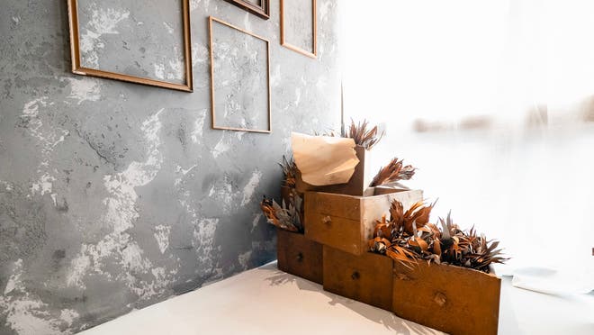 🎉40%OFFキャンペーン🎉【飯田橋4分】二面採光|座れるアーチ壁|白と黒|アンティーク雑貨|漆喰壁|本物のドライフラワーの写真12