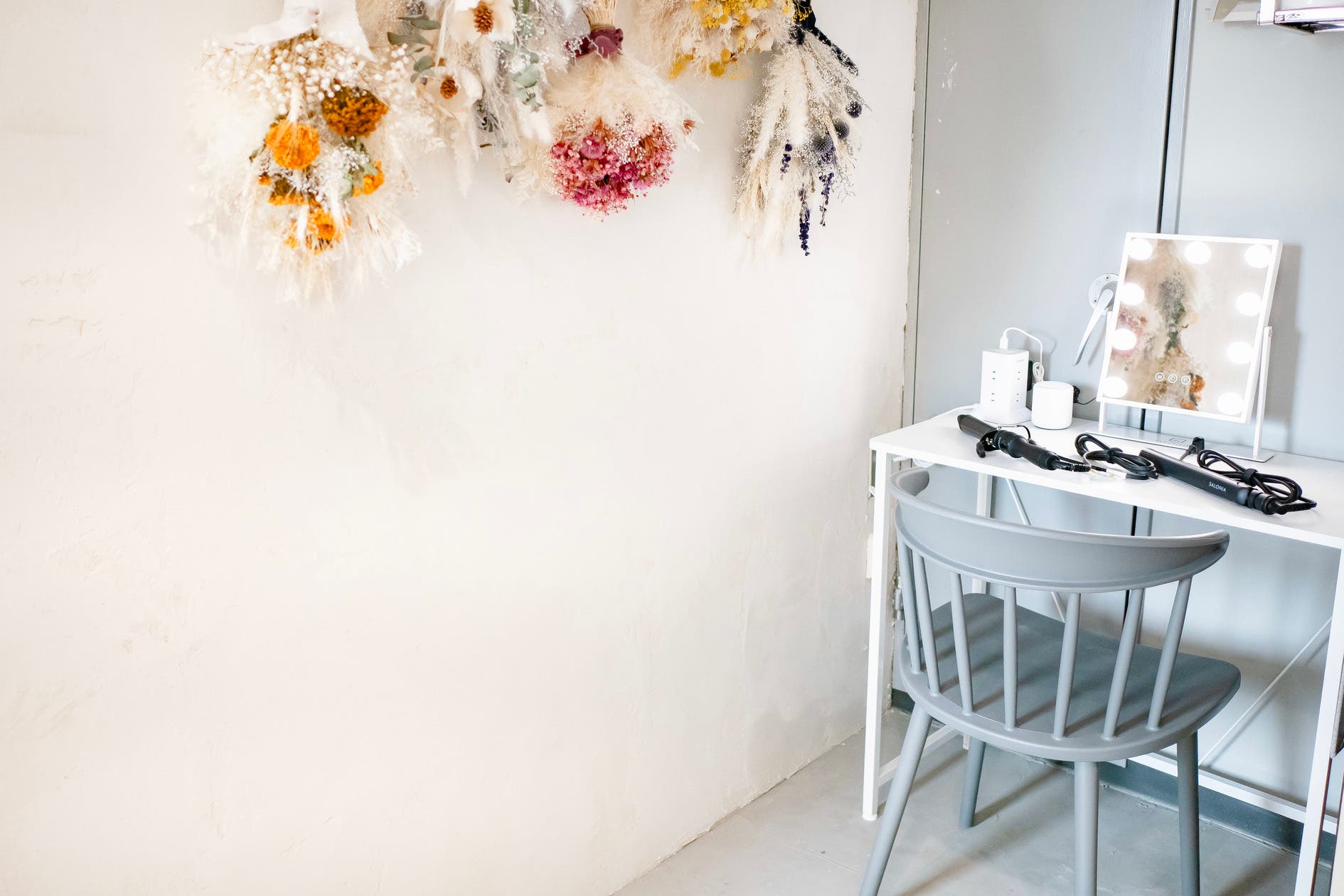 🎉40%OFFキャンペーン🎉【飯田橋4分】二面採光｜座れるアーチ壁｜白と黒｜アンティーク雑貨｜漆喰壁｜本物のドライフラワーの写真22