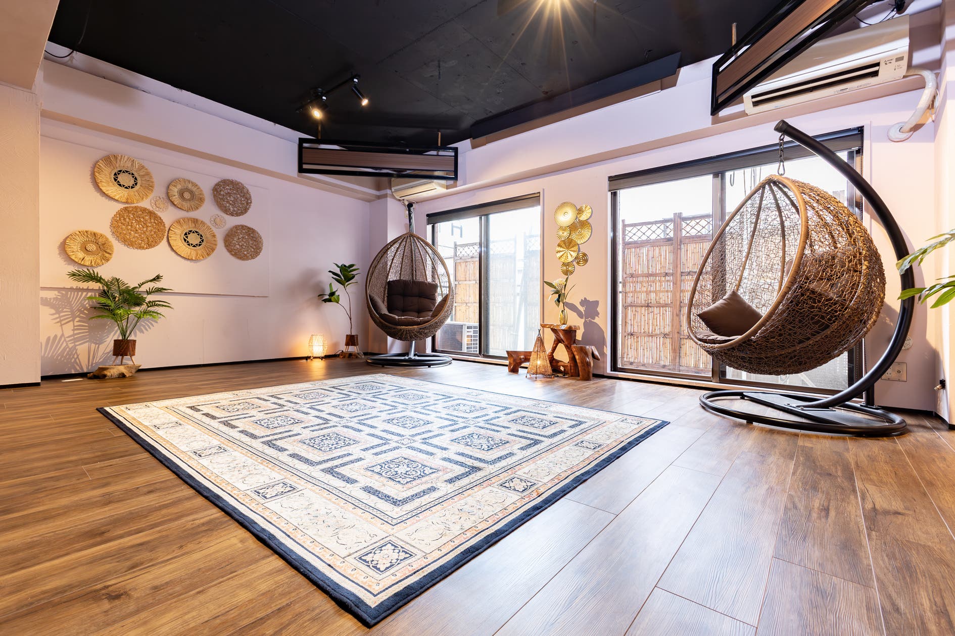 【施術ベッド4台！】水天宮前4分、茅場町6分🚶最大32名着席🙆‍♂️飲食持込OKゴミ捨て有｜受付・更衣室・高速Wi-Fi完備の写真3