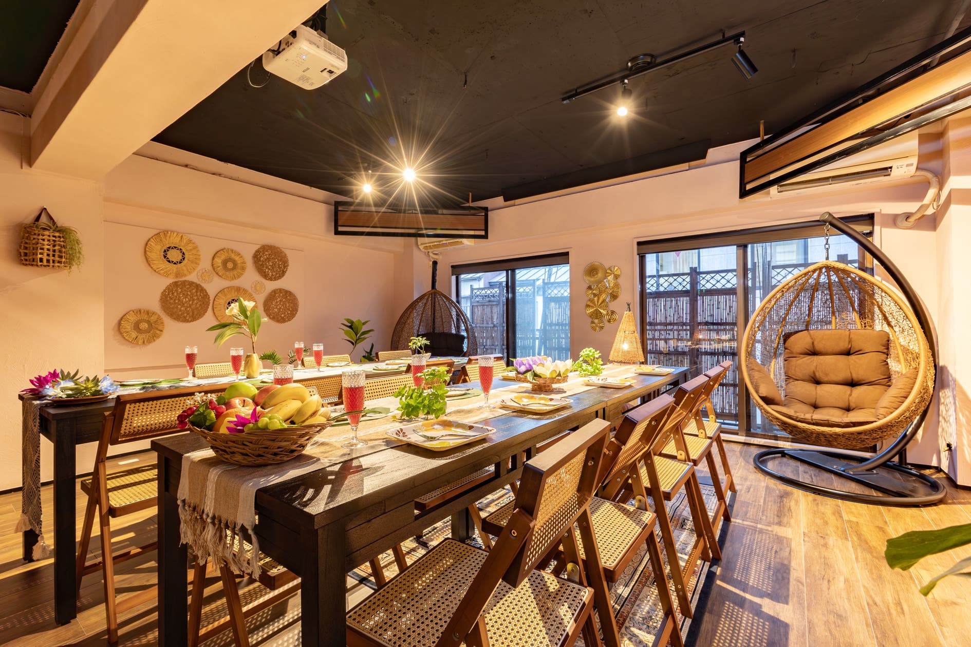 【施術ベッド4台！】水天宮前4分、茅場町6分🚶最大32名着席🙆‍♂️飲食持込OKゴミ捨て有｜受付・更衣室・高速Wi-Fi完備の写真1