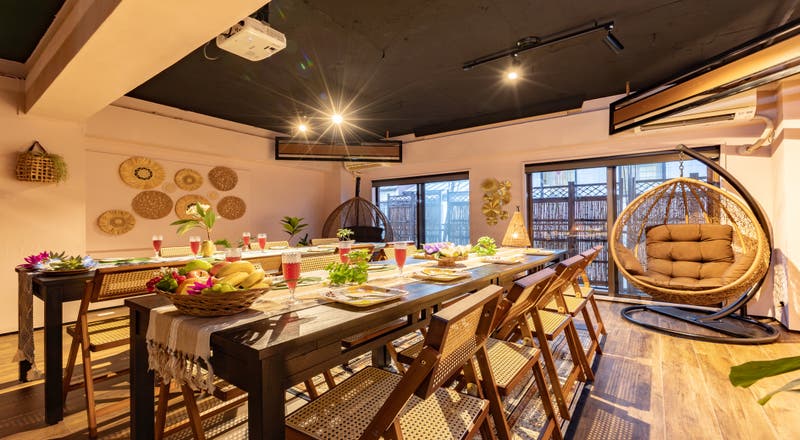【施術ベッド4台！】水天宮前4分、茅場町6分🚶最大32名着席🙆‍♂️飲食持込OKゴミ捨て有｜受付・更衣室・高速Wi-Fi完備