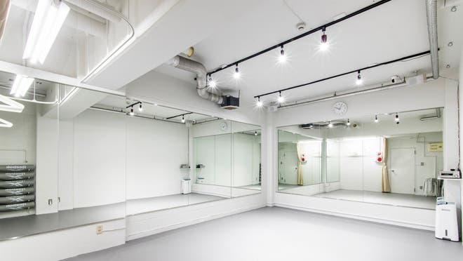 【Studio A】【戸越公園徒歩2分】二面鏡×リノリウム×白基調。集中できる本格派スタジオ。の写真1