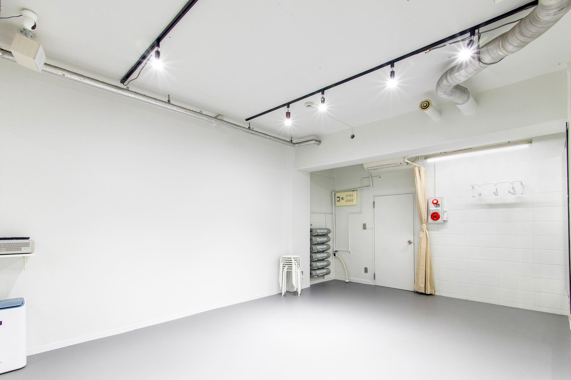 【Studio A】【戸越公園徒歩2分】二面鏡×リノリウム×白基調。集中できる本格派スタジオ。の写真2