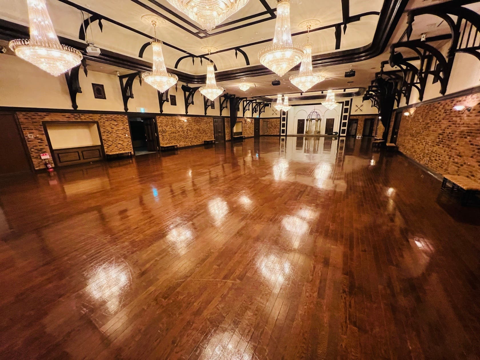 元結婚式場をアップサイクルした巨大施設【教会・大ホール・キッチン・屋外撮影】の写真1