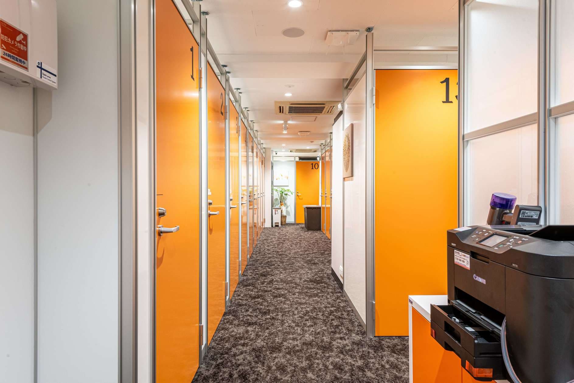 🚃新宿西口駅／新宿駅『D5出口』徒歩3分🚶‍♂️駅近✅当日予約OK！✅少人数での打ち合わせ✅勉強会に最適📓の写真8