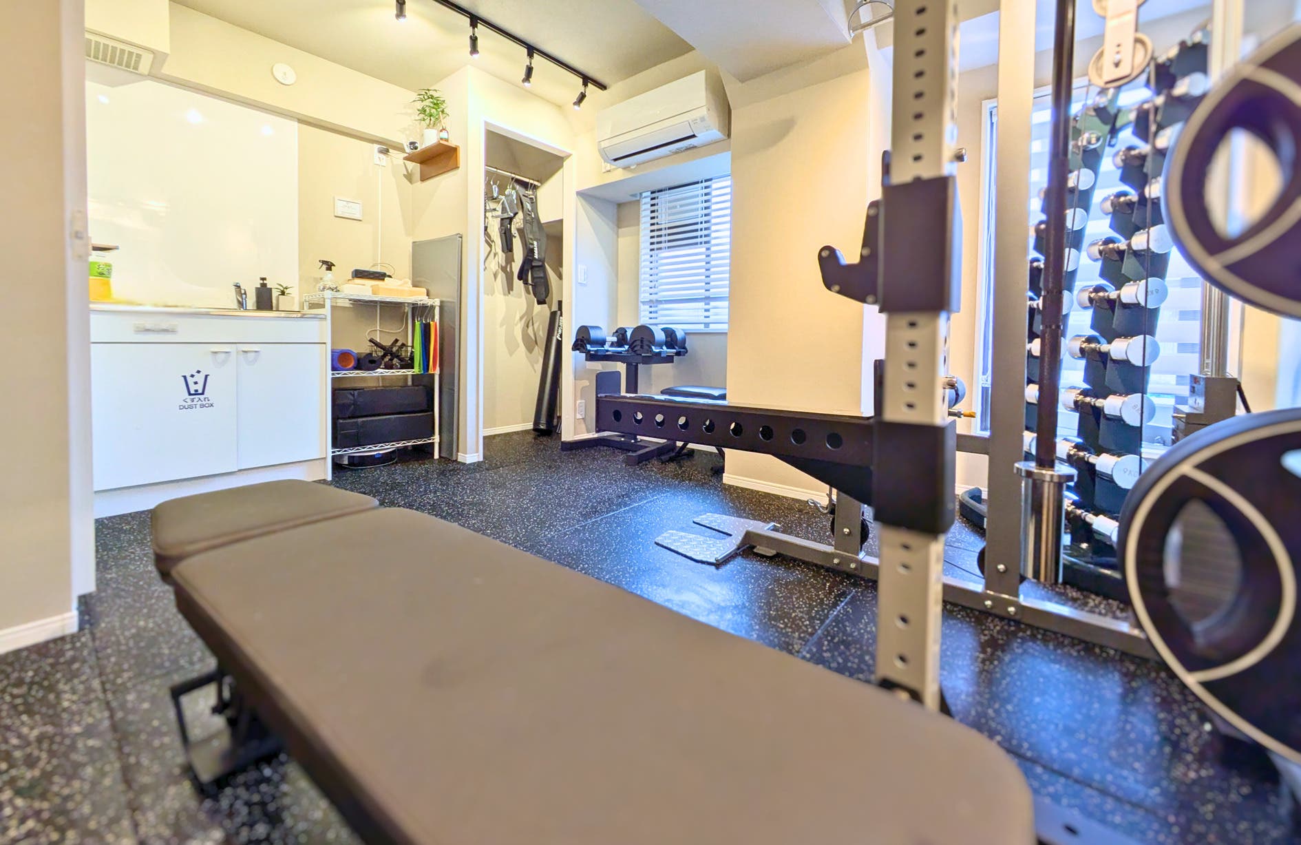 【二子玉川徒歩5分】フルリノベの綺麗な内装、フリーウエイト充実、パーソナル/グループトレーニングに最適の写真5