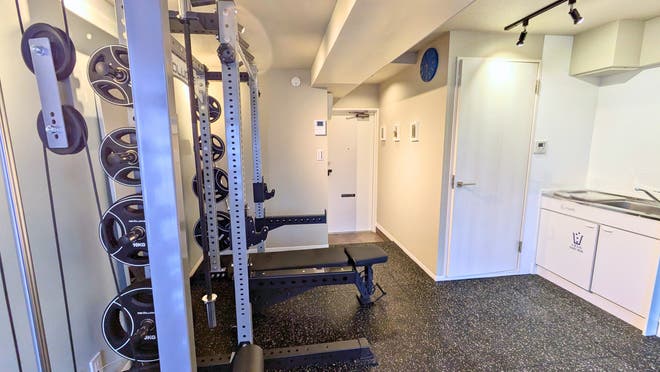 【二子玉川徒歩5分】フルリノベの綺麗な内装、フリーウエイト充実、パーソナル/グループトレーニングに最適の写真3