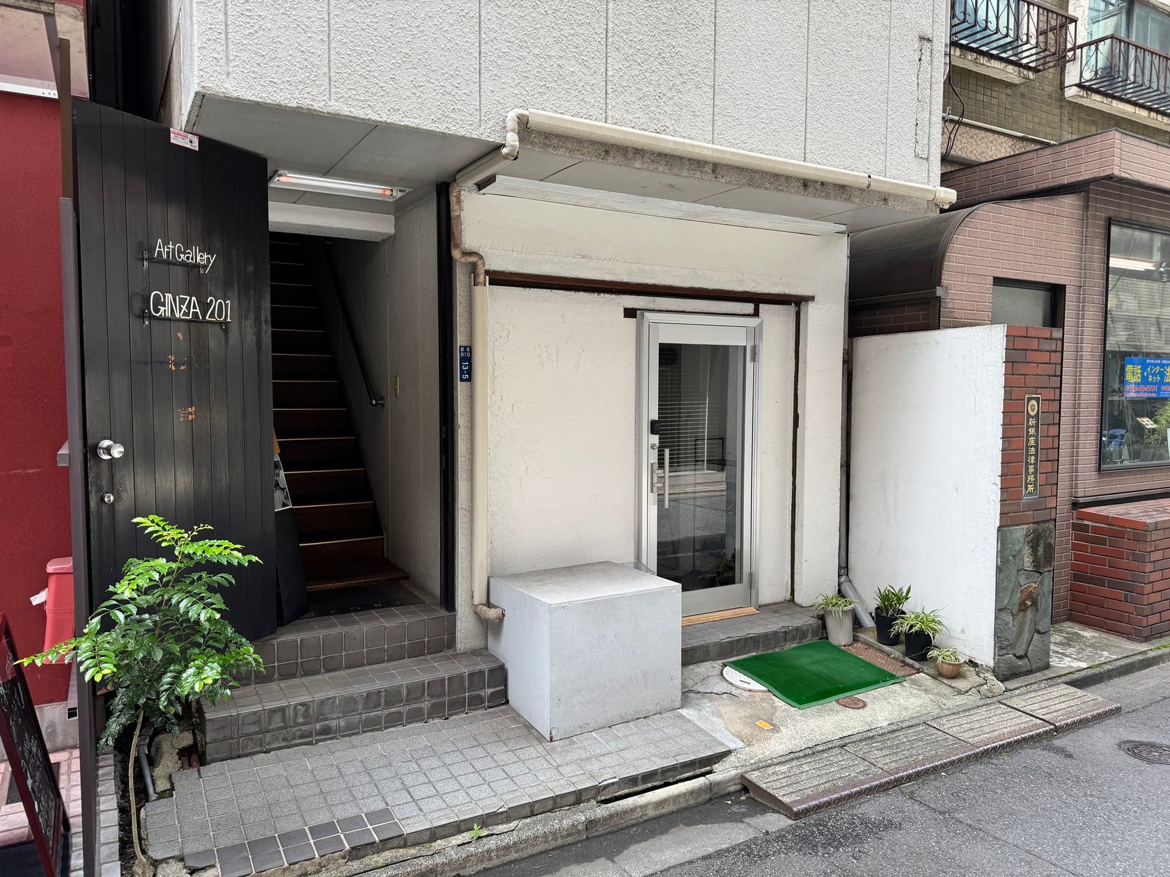 【東銀座駅徒歩1分】モノクロ基調の本格プライベートジム【路面店】の写真5