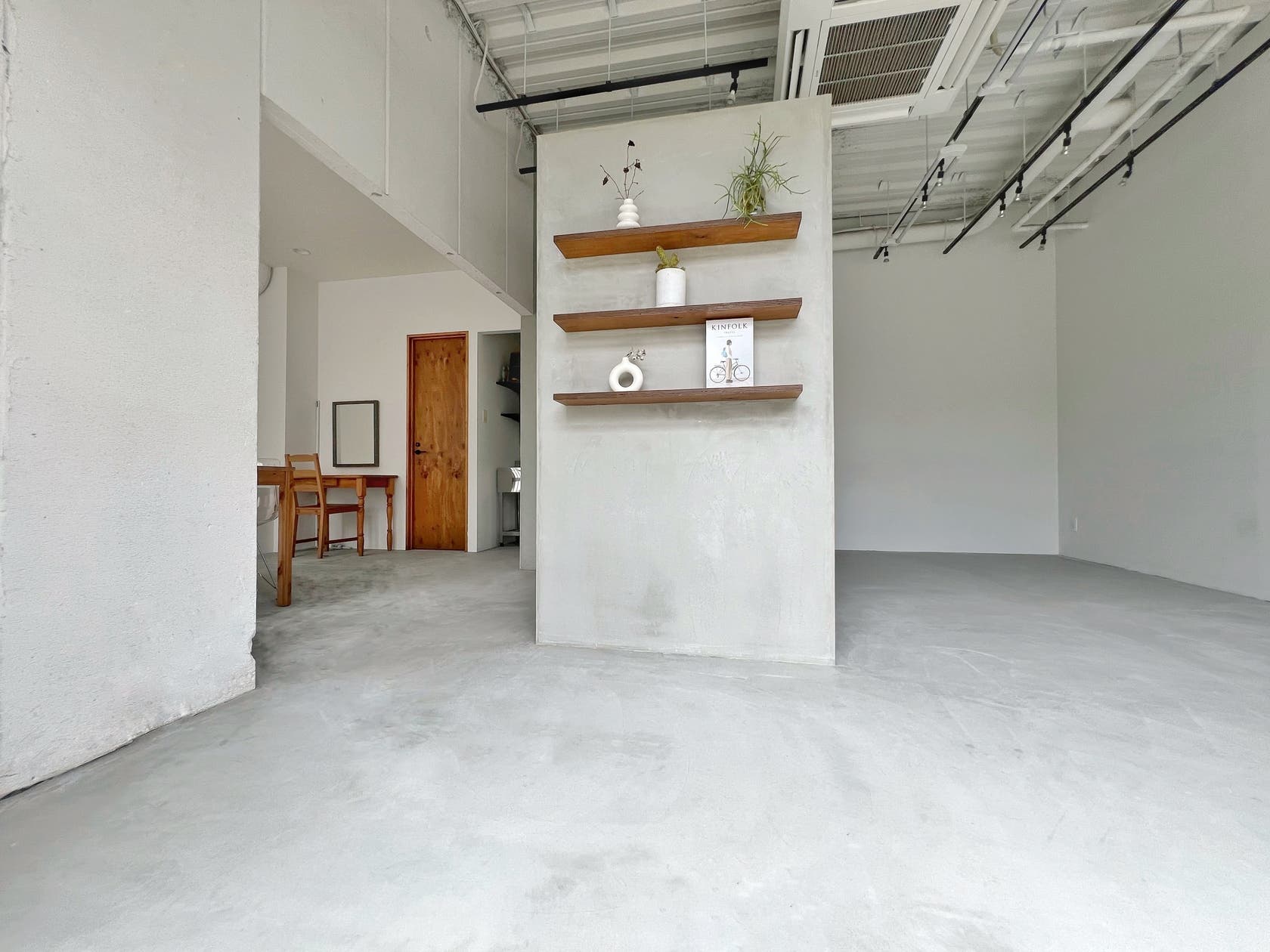 [自然光◎][南側全窓][ヴィンテージ家具][天井高3.2m][路面1F]多目的な用途に最適なスペース。の写真12