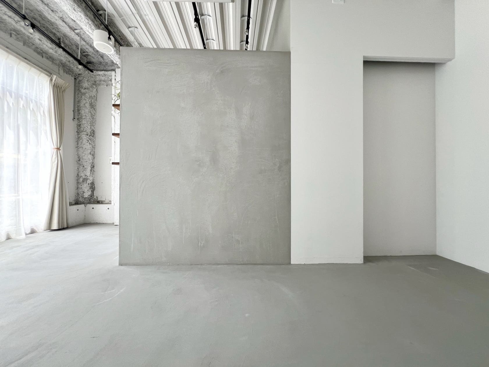 [自然光◎][南側全窓][ヴィンテージ家具][天井高3.2m][路面1F]多目的な用途に最適なスペース。の写真1