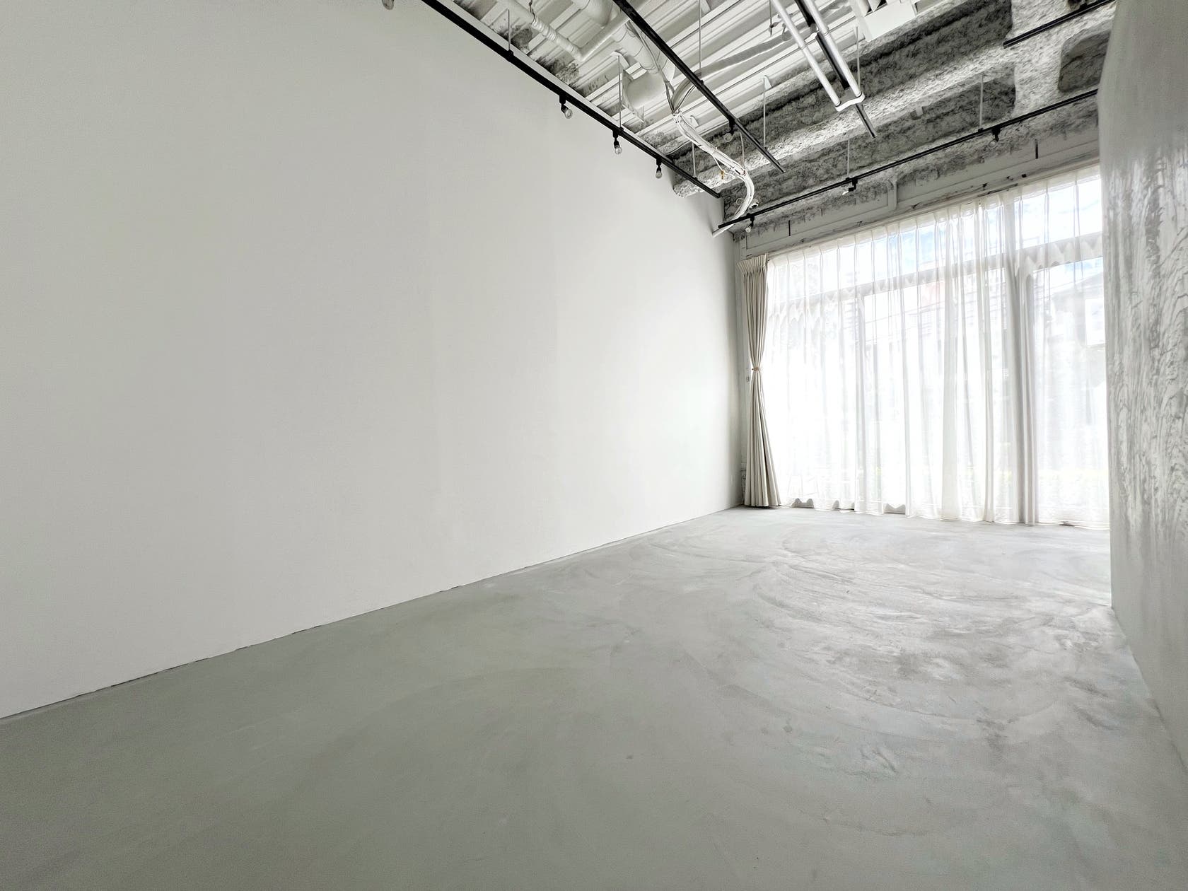 [自然光◎][南側全窓][ヴィンテージ家具][天井高3.2m][路面1F]多目的な用途に最適なスペース。の写真2