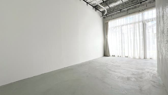 【自然光◎|南側全面窓】白壁×モルタル床の撮影スタジオ|ヴィンテージ家具|アパレル・物撮り・ポートレートの写真2