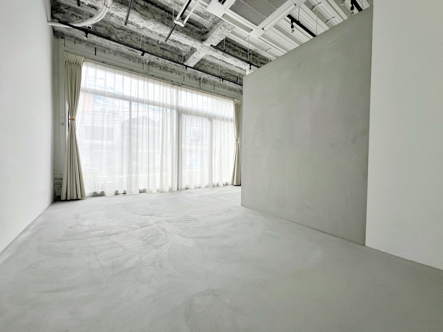 [自然光◎][南側全窓][ヴィンテージ家具][天井高3.2m][路面1F]多目的な用途に最適なスペース。の写真3