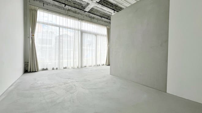 【自然光◎|南側全面窓】白壁×モルタル床の撮影スタジオ|ヴィンテージ家具|アパレル・物撮り・ポートレートの写真3
