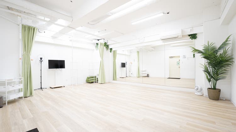 🎉オープン価格✨【石川町駅3分】30㎡の広々空間🕺💃大型鏡設置|全備品無料|単発も定期利用も大歓迎🌟の写真1