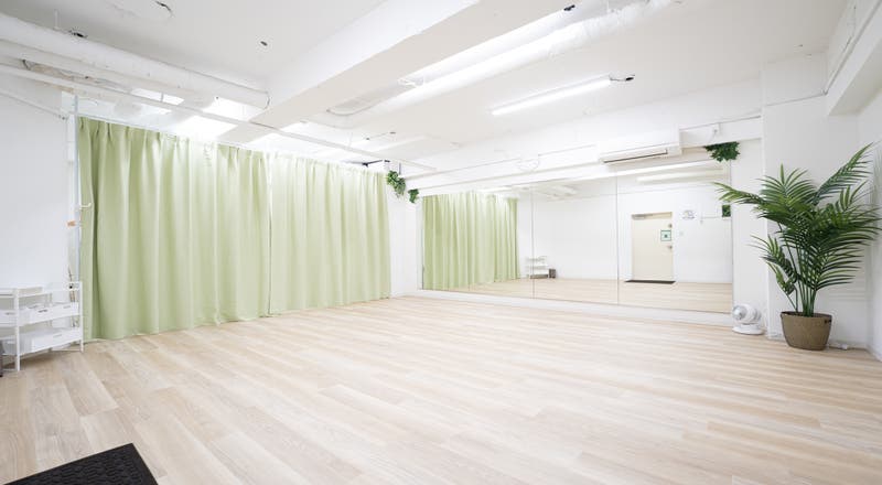 【LED演出で動画映え✨】石川町駅3分/30㎡｜ダンス・ヨガ・コスプレ｜大型鏡・撮影用ライト・備品すべて無料！