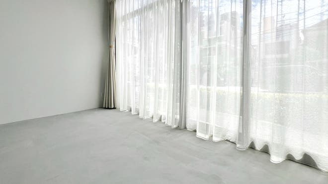 【自然光◎|南側全面窓】白壁×モルタル床の撮影スタジオ|ヴィンテージ家具|アパレル・物撮り・ポートレートの写真7