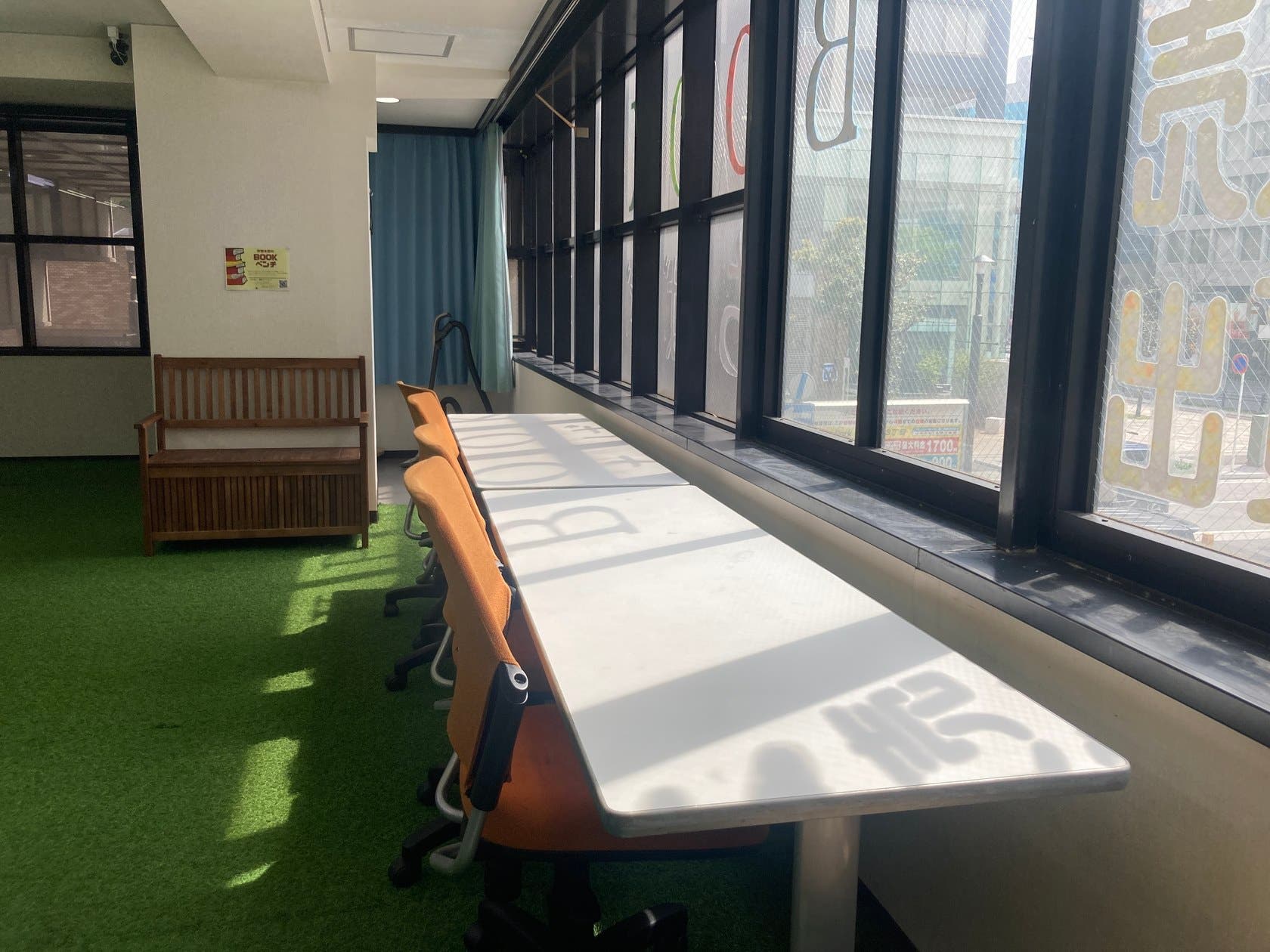 本に囲まれた屋内公園。芝生の空間で天気を気にせず気分を変えての写真6