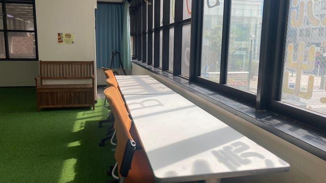 本に囲まれた屋内公園。芝生の空間で天気を気にせず気分を変えての写真6