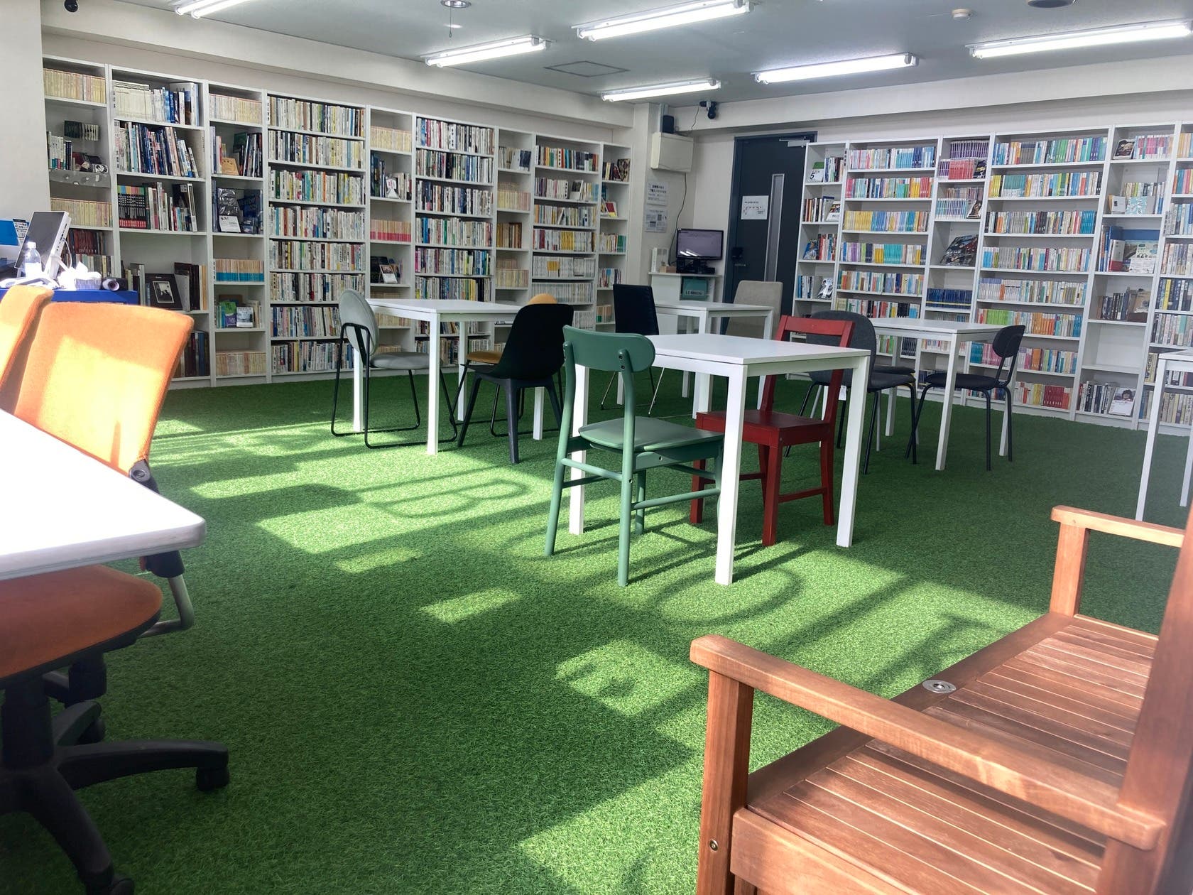 本に囲まれた屋内公園。芝生の空間で天気を気にせず気分を変えての写真7