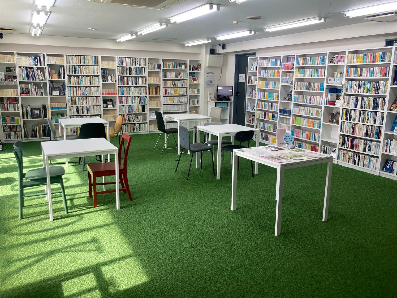 本に囲まれた屋内公園。芝生の空間で天気を気にせず気分を変えての写真8