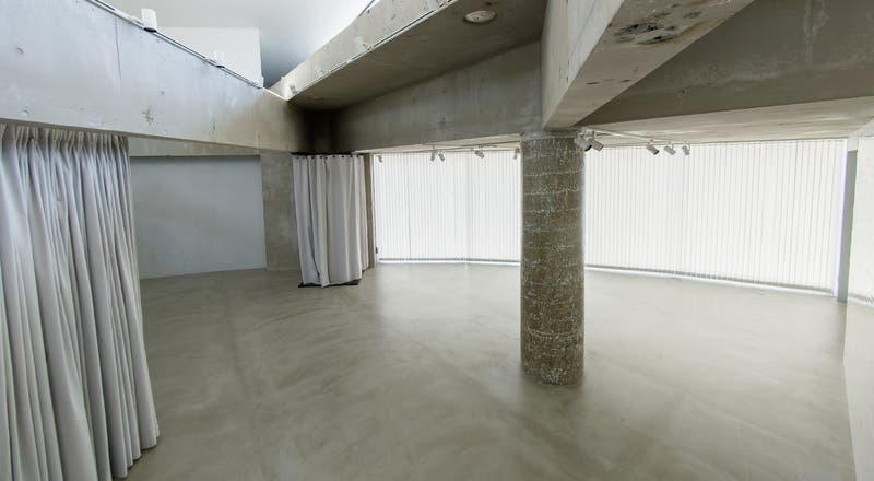 【代官山駅目の前】天井高最大8.6mを誇る120㎡の広々空間に差し込む自然光。展示会・受注会・商用撮影に最適な都会的ギャラリー